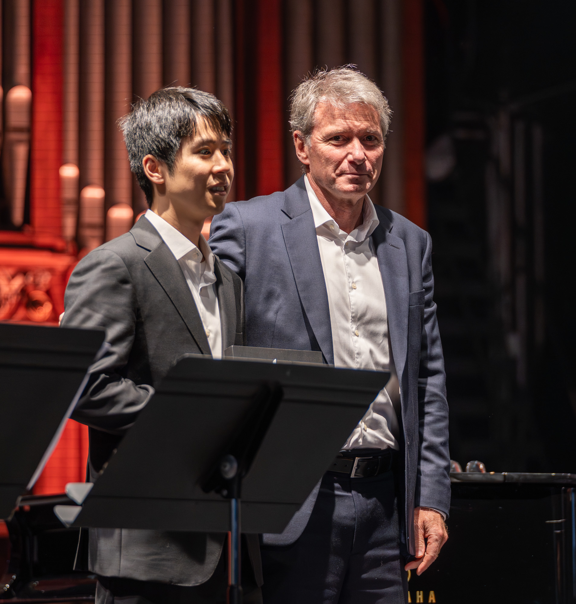 Alex Sauvage remet le 5ieme prix de l'édition 2025 des Etoiles du Piano ...